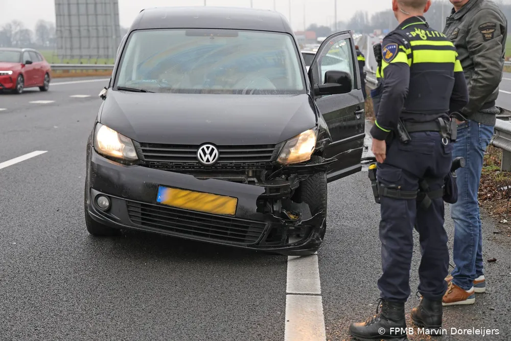 Ongeluk op A59: vrachtwagen en personenauto’s betrokken bij aanrijding
